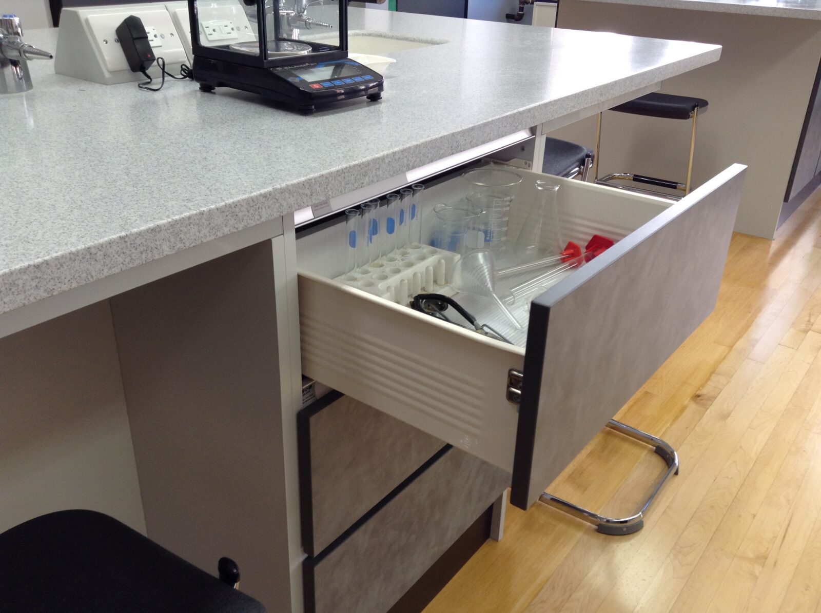 How to Choose Laboratory Benches for Your School - S+B